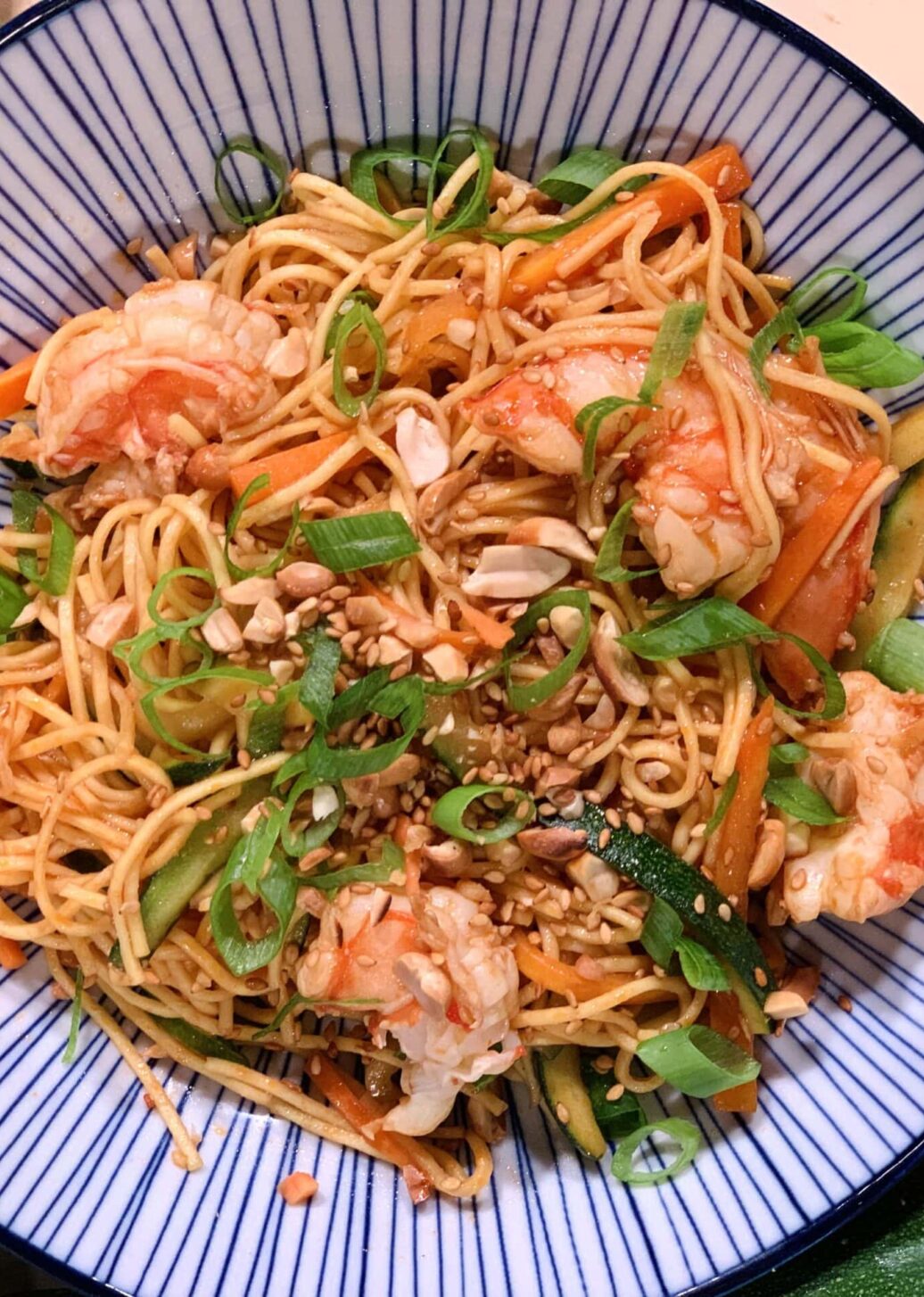 Les Nouilles Sautées Aux Crevettes Et Légumes Croquants • Leslie En Cuisine